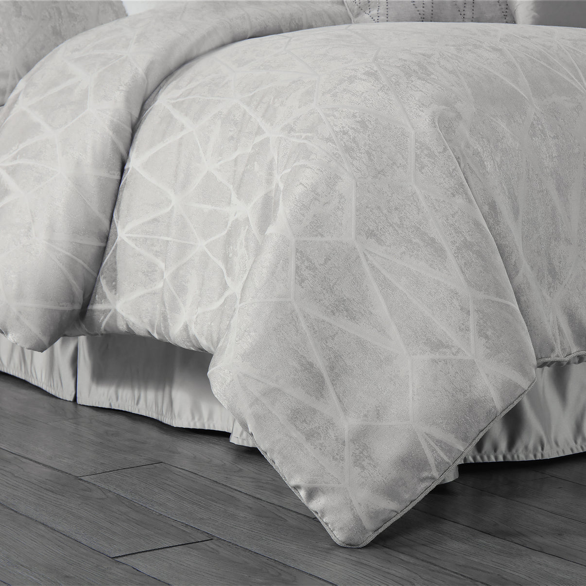 Hilton Luxurious Geometric Jacquard Bedding Set – LOOM AND MILL